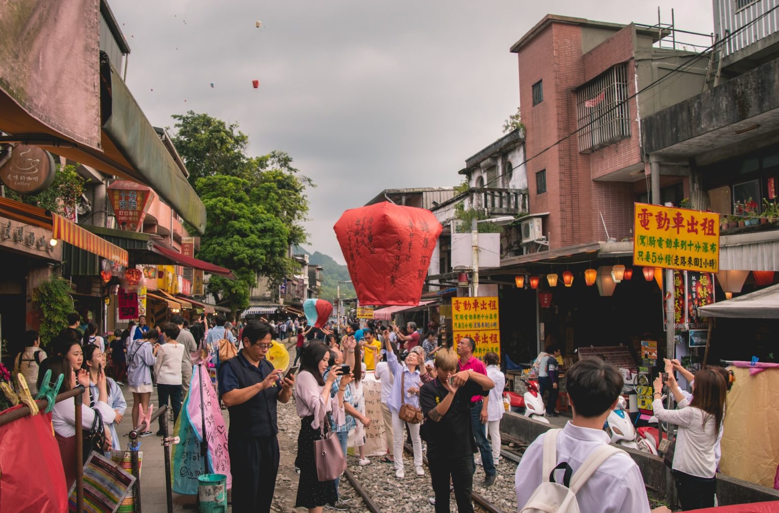 How To Get To Jiufen From Taipei: 4 Easy Ways
