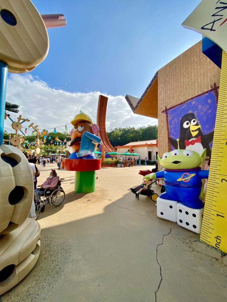 15 Best Rides and Attractions At Hong Kong Disneyland