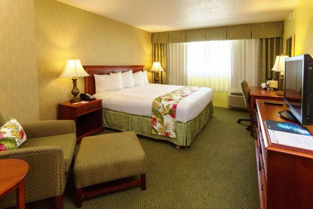 8 Best Hotels In Oahu With NO Resort Fees